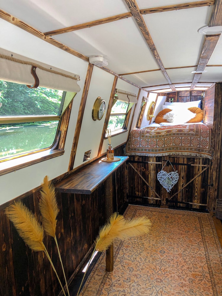Snug 30ft Narrowboat With Indoor Fireplace - Glasgow