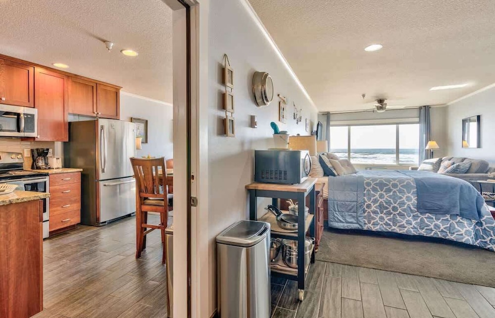 Sea Gypsy #301 Is A Stunningly Decorated Studio On The Top Floor! - Lincoln City, OR