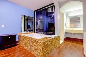 Quarto, 1 cama king-size, fumadores, banheira de hidromassagem | Banheira de hidromassagem
