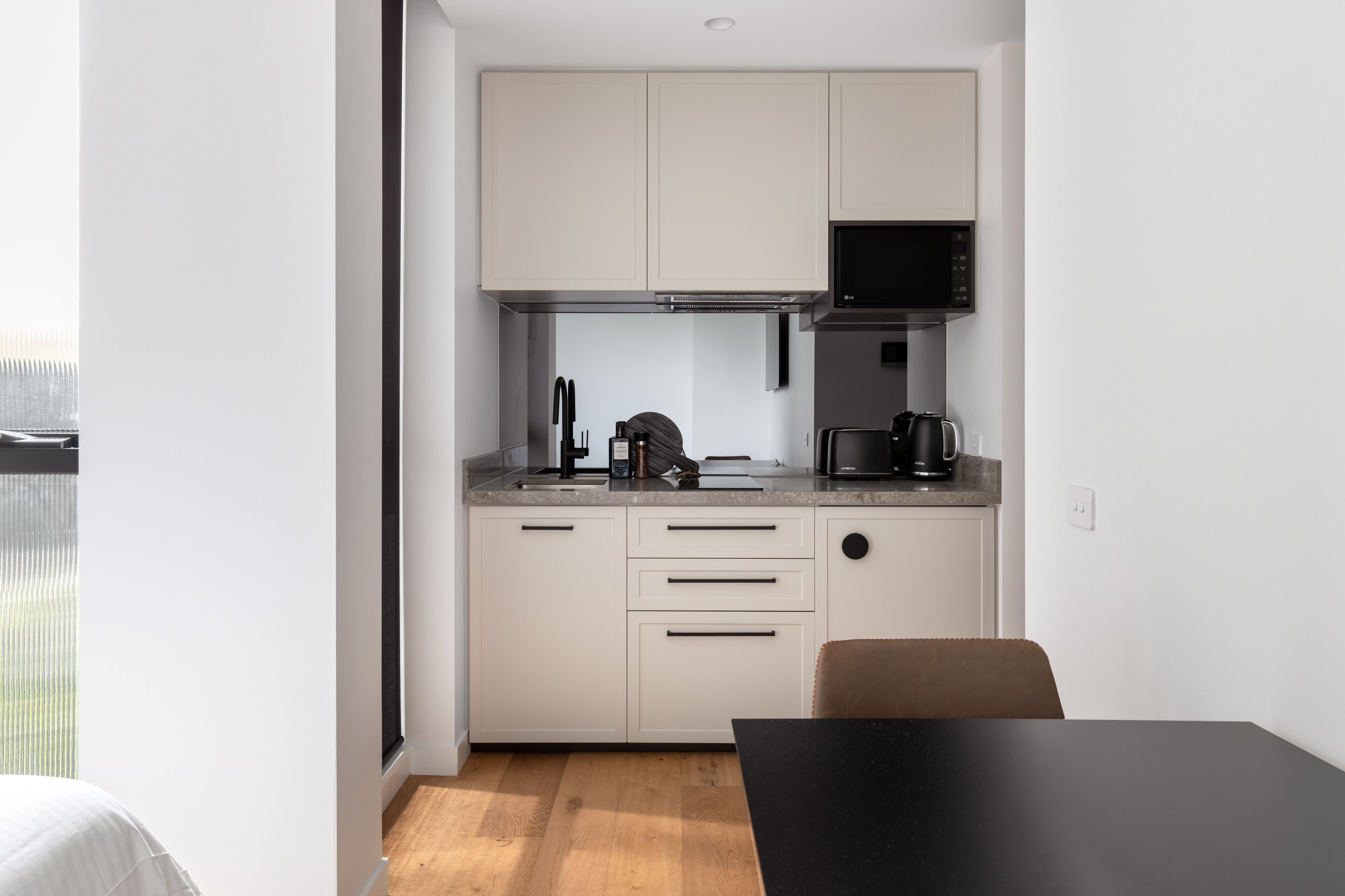 Cozinha privada | Um micro-ondas, uma placa de cozinha, uma máquina de lavar louça 