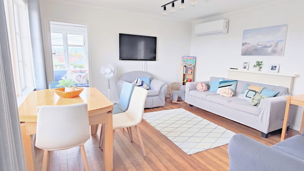 Lake, Mountain View Cottage - Entire House - Ngongotahā