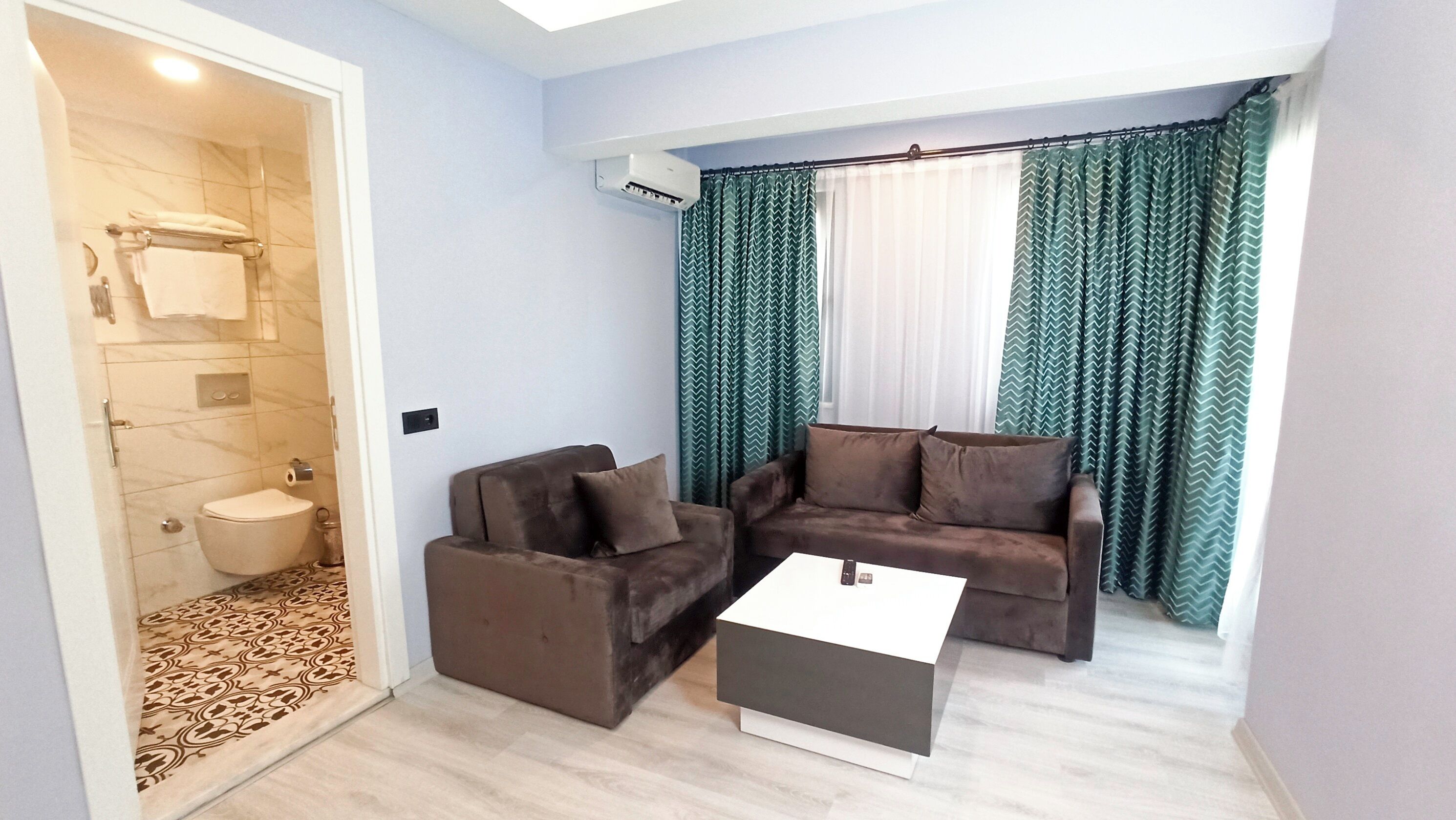 Quarto superior, vista para a piscina | Frigobar, cofres nos quartos, individualmente decorados