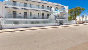 Um hotel moderno de vários andares com fachada de vidro, varandas e uma placa indicando ser propriedade Mareasides.