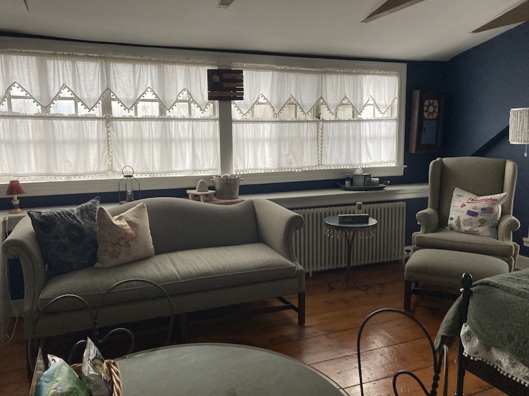 Bucks County Rustic Farmhouse Private Suite - Warrington, PA