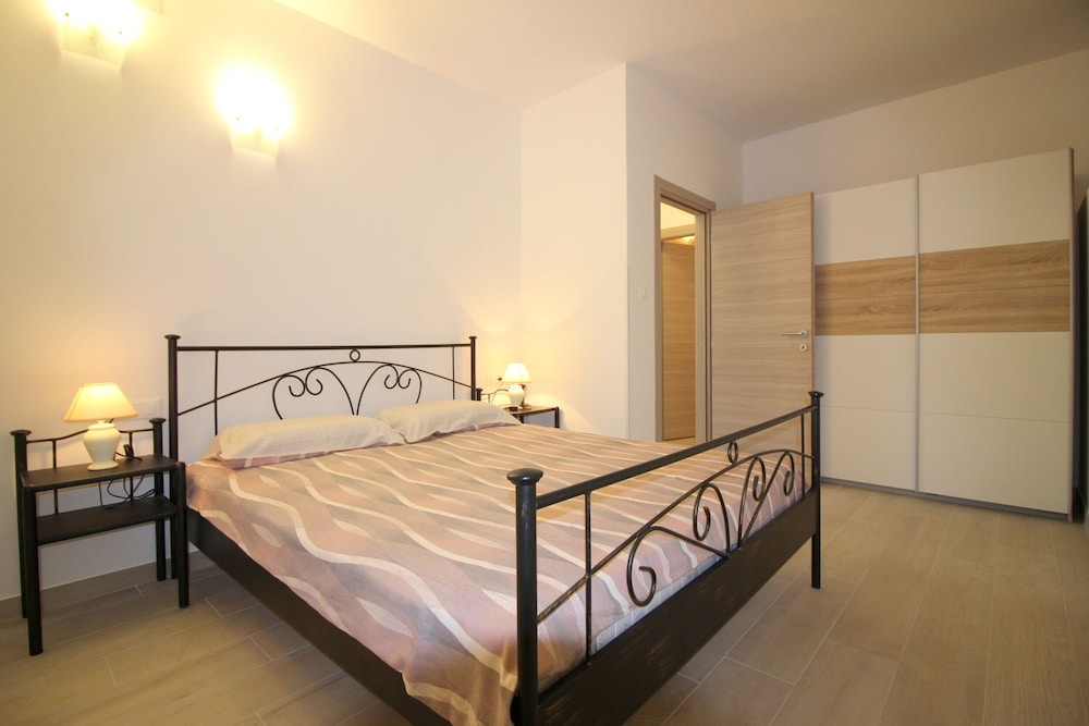 5 Persons, Near The Sea And City Center, With Barbecue And Private Parking - Parenzo