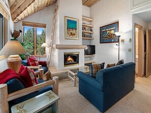 Apartamento em Condomínio Fechado (Vail Village Inn) | Sala | TV de ecrã plano, lareira 