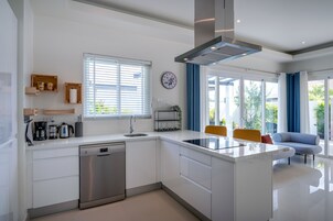 Villa Clássica | Cozinha privada | Um frigorífico, um micro-ondas, um forno, uma placa de cozinha 