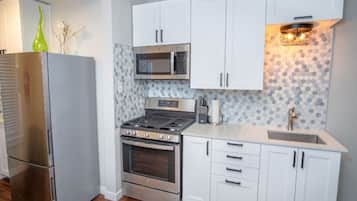 Apartamento (1 Bedroom) | Cozinha privada | Micro-ondas, fogão, cooktop, talheres/pratos/utensílios de cozinha