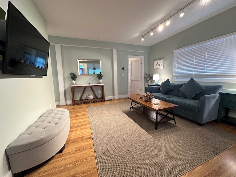 Recently Renovated 2 Bed 1 Bath (Dog Friendly) Apartment In The Broadway Neighborhood - Newport, RI
