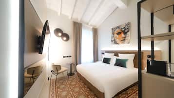 Minibar, cofre no quarto, secretária, quartos insonorizados