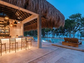 4 bares/lounges, 2 bares ao lado da piscina, 3 bares na praia