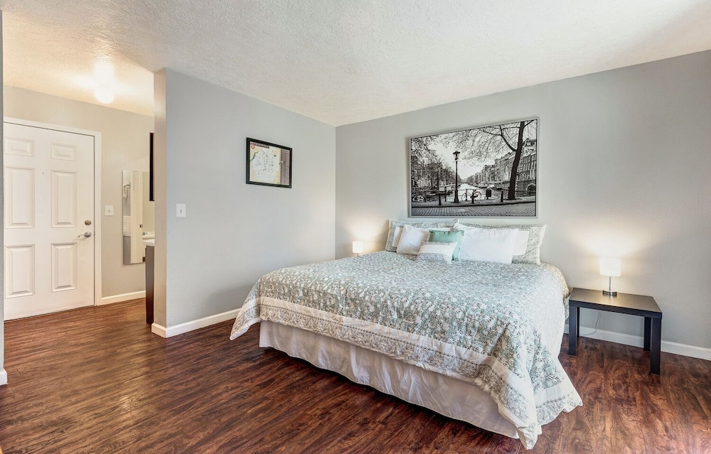 "Drake Your Money Maker" Top Floor Condo On Edge Of Downtown Near Deschutes River With Balcony - Bend, OR