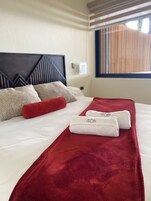 Suites vistas al Volcán - 1 King Bed | Roupas de cama premium, cofres nos quartos