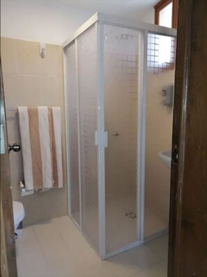 Quarto quádruplo standard | Banheiro | Chuveiro, chuveiro com efeito de chuva, toalhas de banho, sabonete