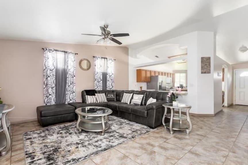 Rollingbay · Luxurious 4br Getaway With Pool Table & 70 Tv - Bakersfield, CA