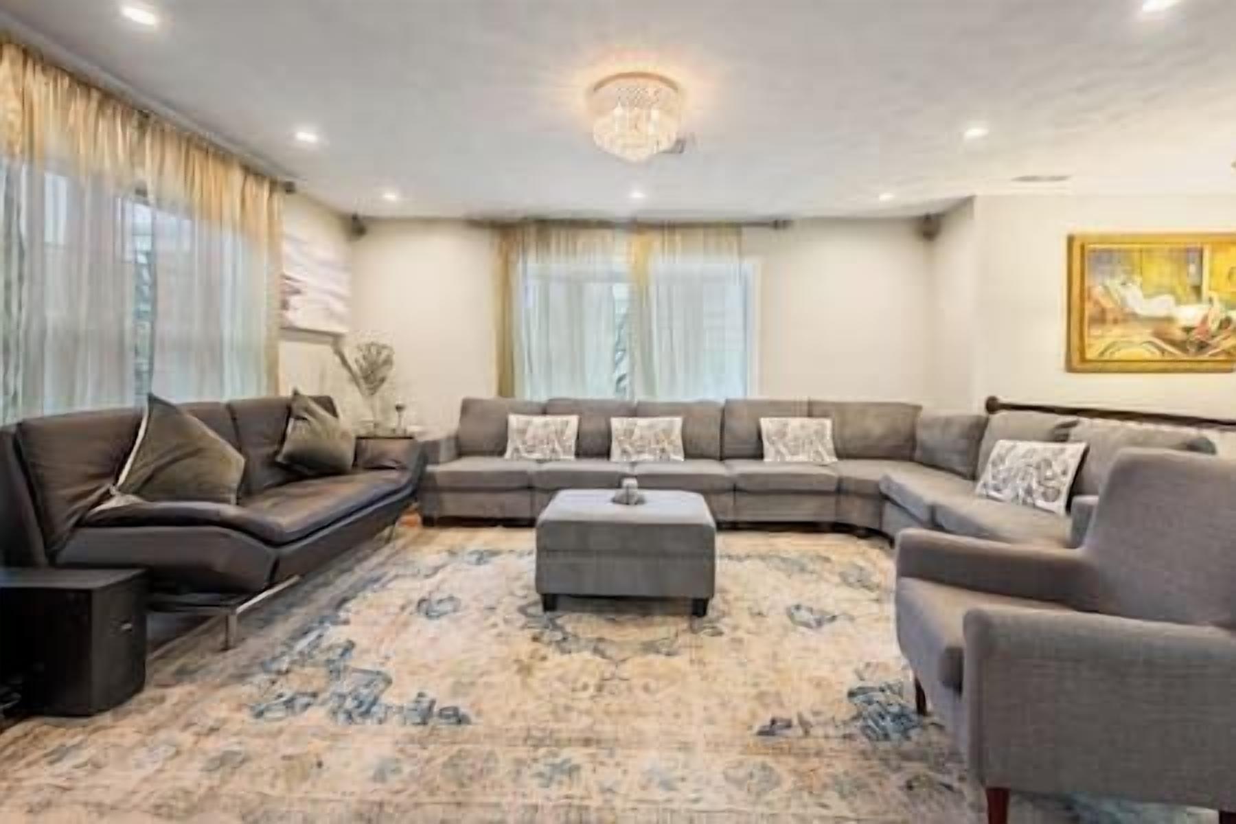 Cheerful House With 3 Large Bedrooms, 3 Beds, Near T Station. Pets Allowed - Everett, MA