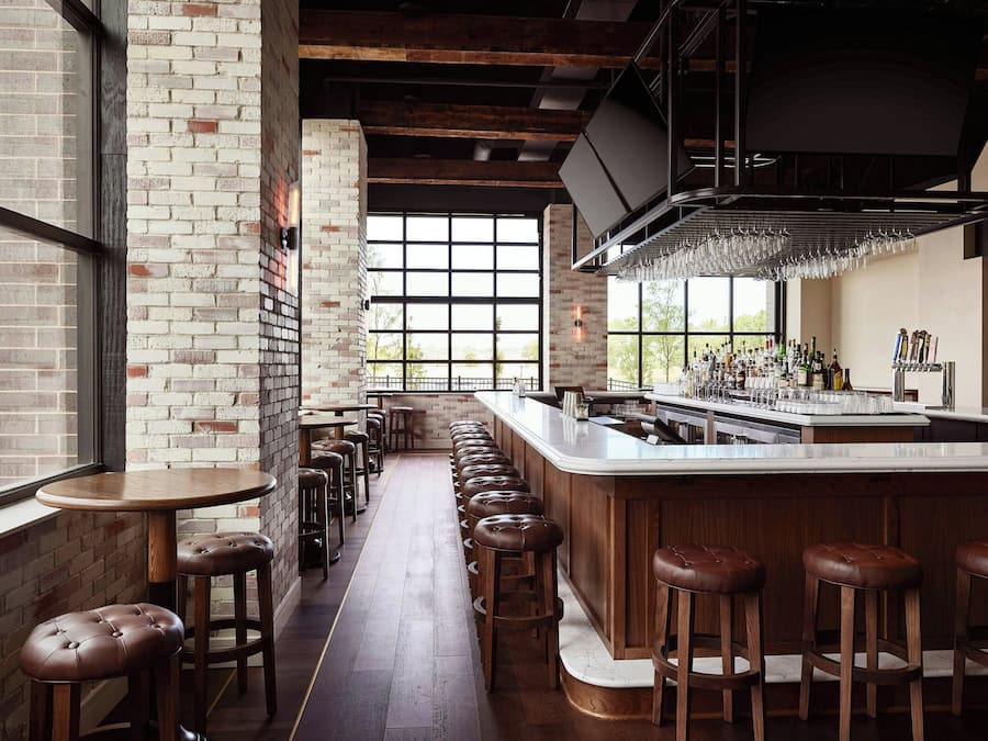 Este bar no terraço do hotel