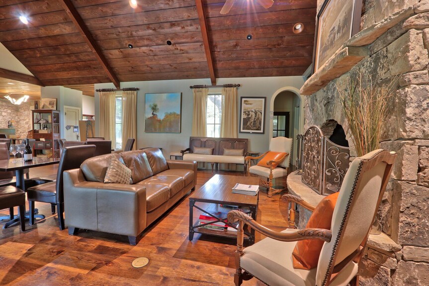 Fall Creek Vineyards Chardonnay Room - Driftwood, TX