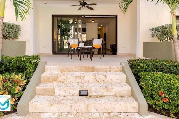 Poolside Ground Floor – Gym & Bbq Included - Aruba