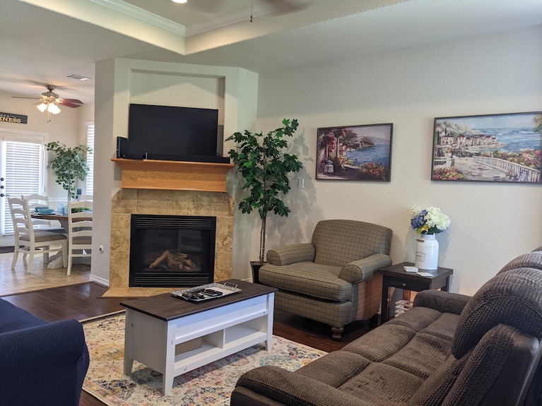 Enchanted April Lake House - Lake Conroe, TX