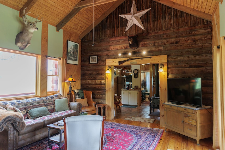 The Lodge At Joe Walker Hollow, Privacy At Its Best With Plenty Of Family Space - Virginia