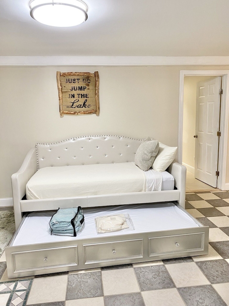 Lake Home! Hot Tub, Gym, Freegolf Cart, 2 Kitchens - Lake Arrowhead, ME