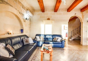 Villa, 4 quartos, vista para a montanha | Sala de estar | Televisor LCD, lareira 