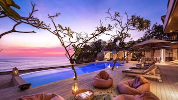 Piscina externa, guarda-sóis, espreguiçadeiras