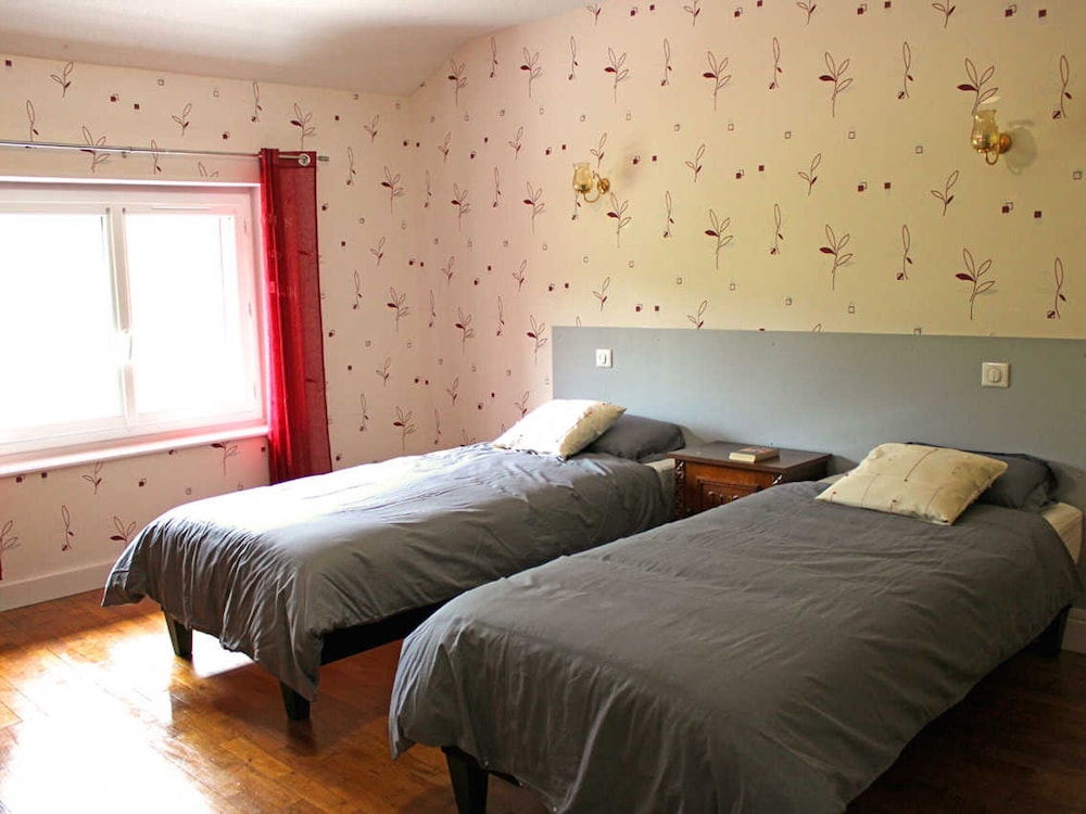 Gîte Familial à La Montagne Avec Jardin, Terrasse Et Wi-fi - Allier