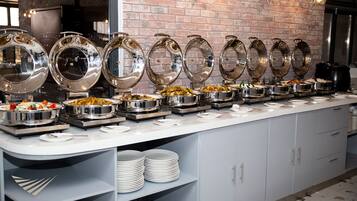 Pequeno-almoço tipo buffet diário (50 SAR por pessoa)
