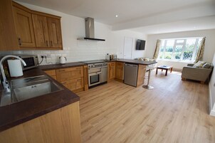 Casa | Cozinha privada | Um frigorífico, um micro-ondas, um forno, uma placa de cozinha 