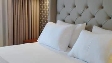 Quarto Deluxe | Minibar, secretária, roupa de cama fornecida