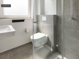 Superior Suite with Balcony | Casa de banho | Um polibã, artigos de higiene ecológicos, toalhas fornecidas 