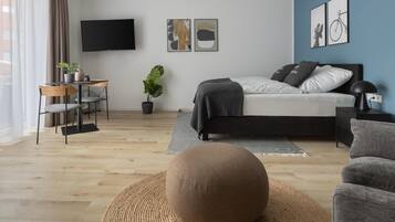 Standard Suite with Balcony | Sala de estar | Televisor