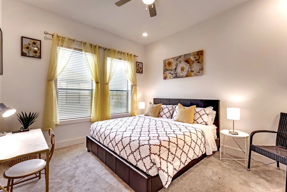 Luxury Houston Home W/private Rooftop & Bbq - Houston, TX