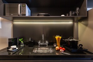 Suite-Estúdio Comfort | Cozinha privada | Um frigorífico, um micro-ondas, uma máquina de café expresso 