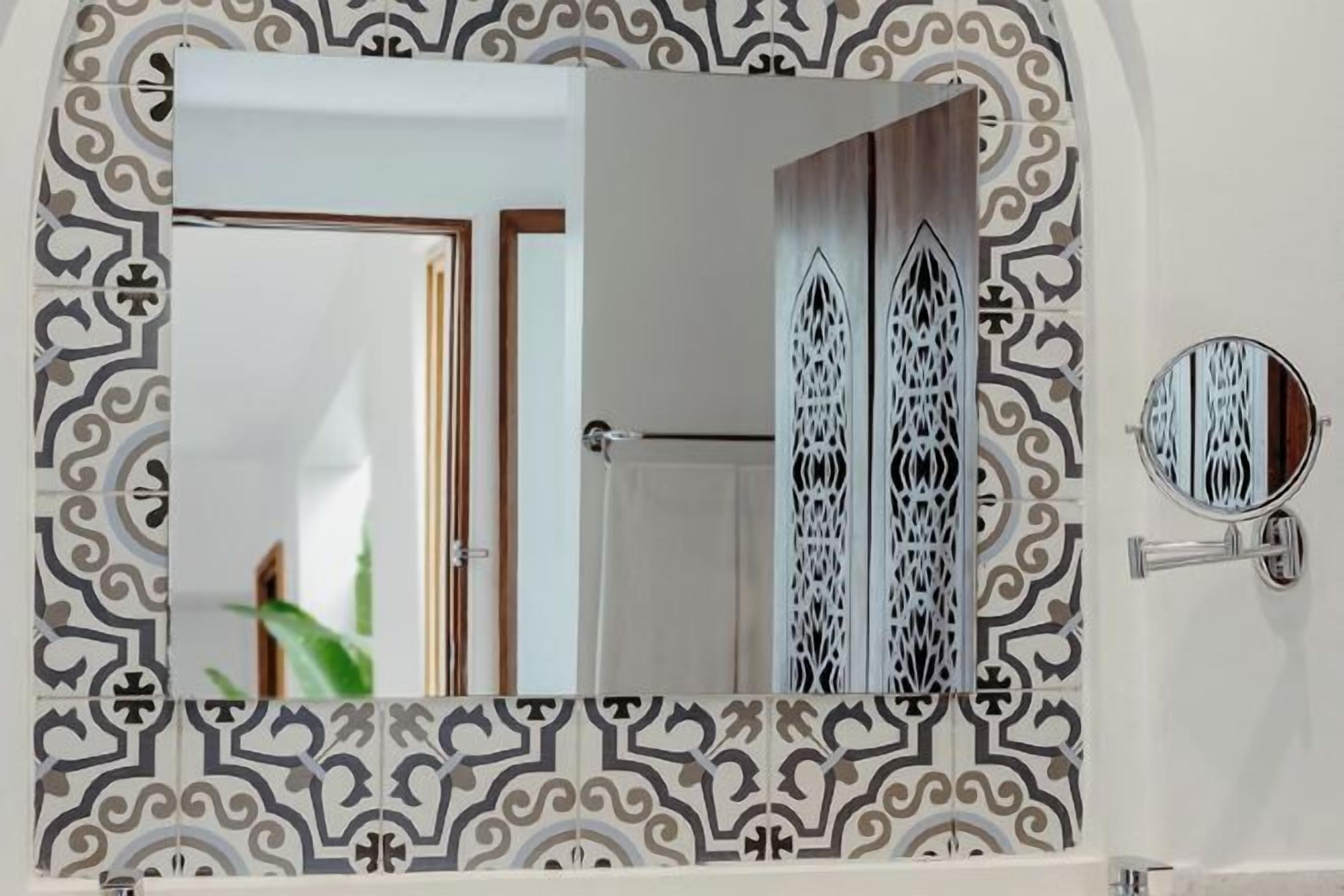 Artigos de higiene pessoal grátis, um secador de cabelo, roupões 