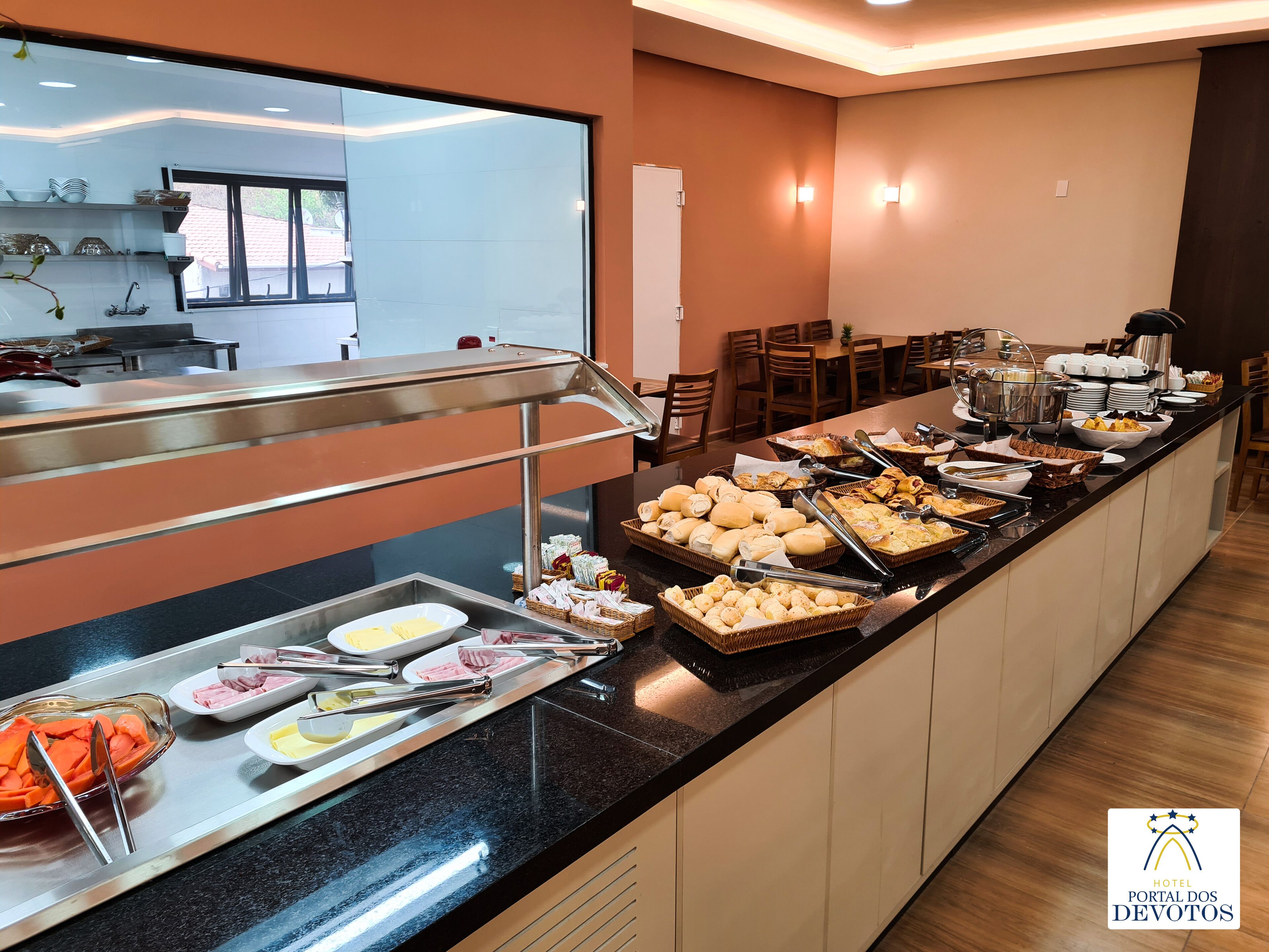 Uma mesa de buffet com diversos alimentos e utensílios.