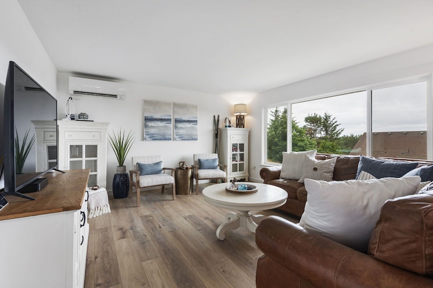 Hot Tub! Sunset Views. Walk To Beach. Pet Friendly. Sleeps 10! - State of Washington