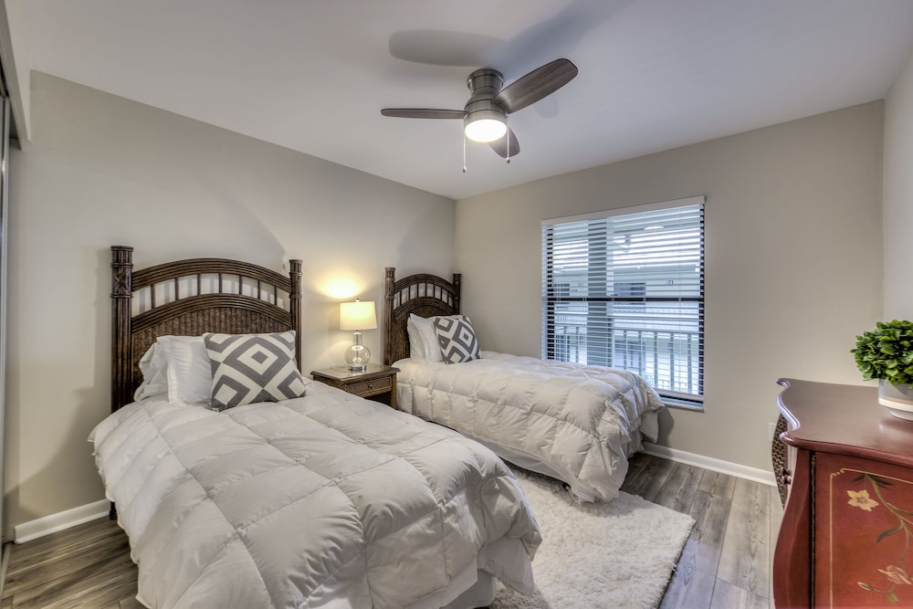 5 Star Beach Getaway! 3rd Floor Condo! Must See - Bonita Springs, FL