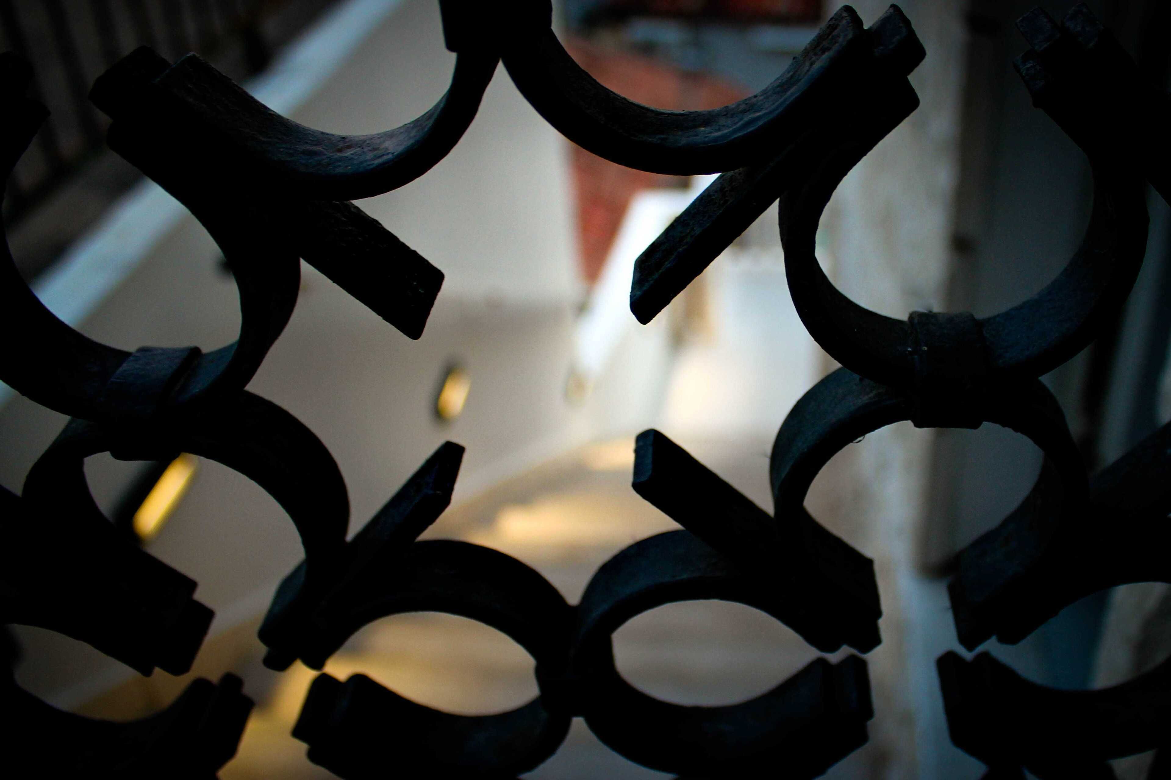 Um close-up de um guarda-corpo de metal com um design circular.