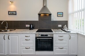 Apartamento, 2 camas de solteiro | Cozinha privada | Geladeira, micro-ondas, fogão, cooktop