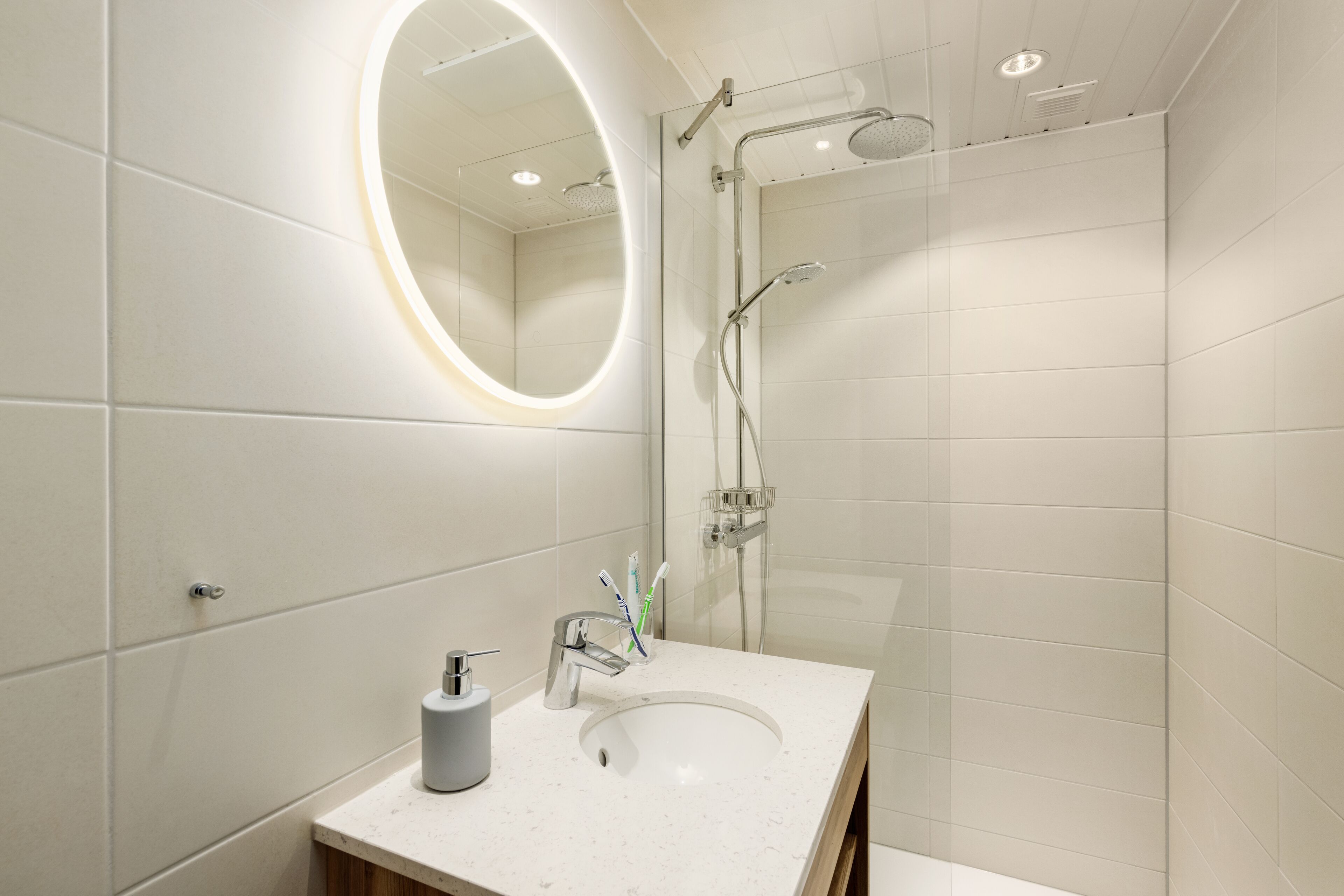 Quarto casal premium | Banheiro | Chuveiro, chuveiro com efeito de chuva, toalhas de banho 