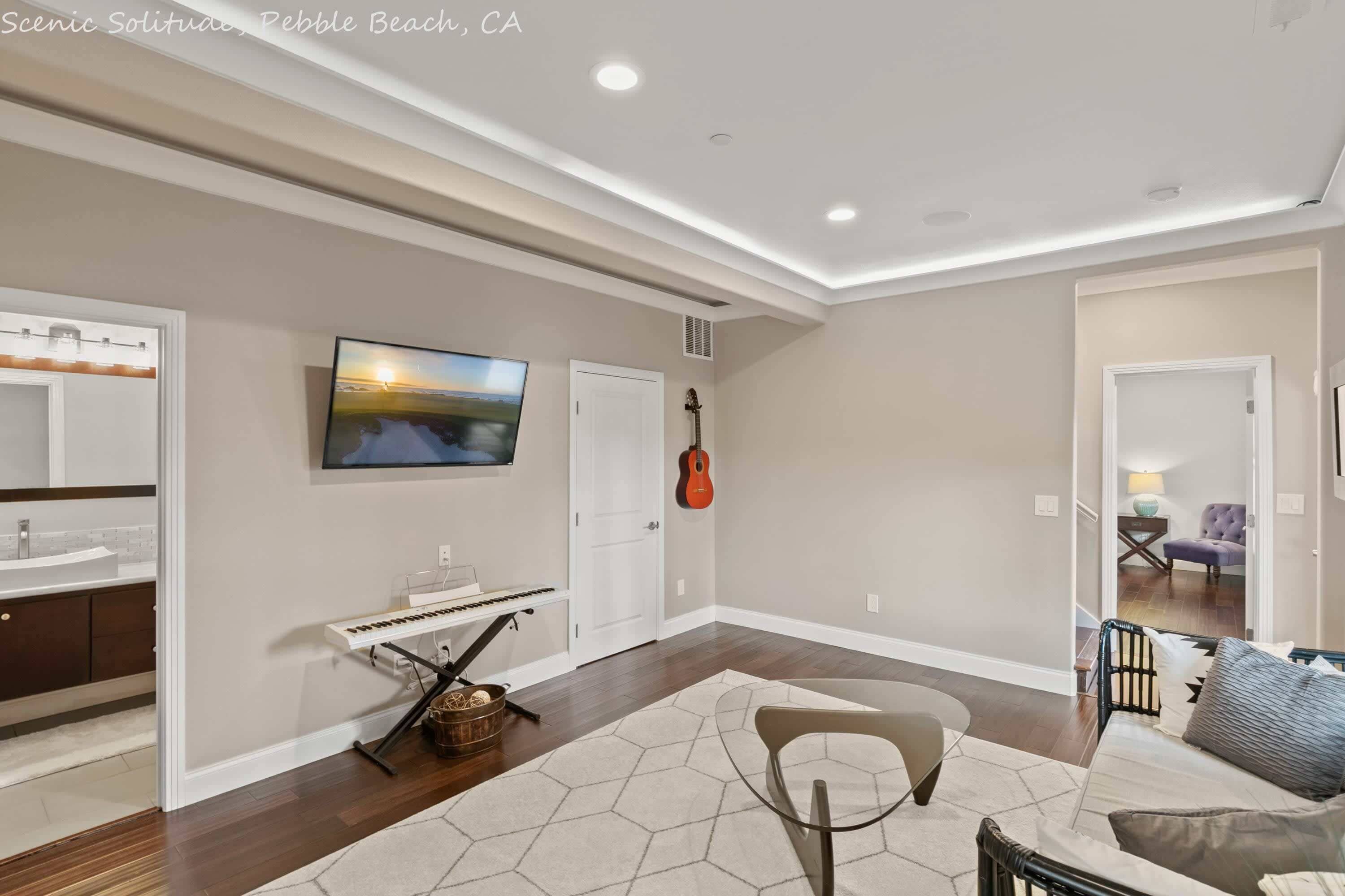 Scenic Solitude: Gorgeous Remodeled 3 Bedroom 2 And A Half Baths Panoramic Views - Monterey, CA