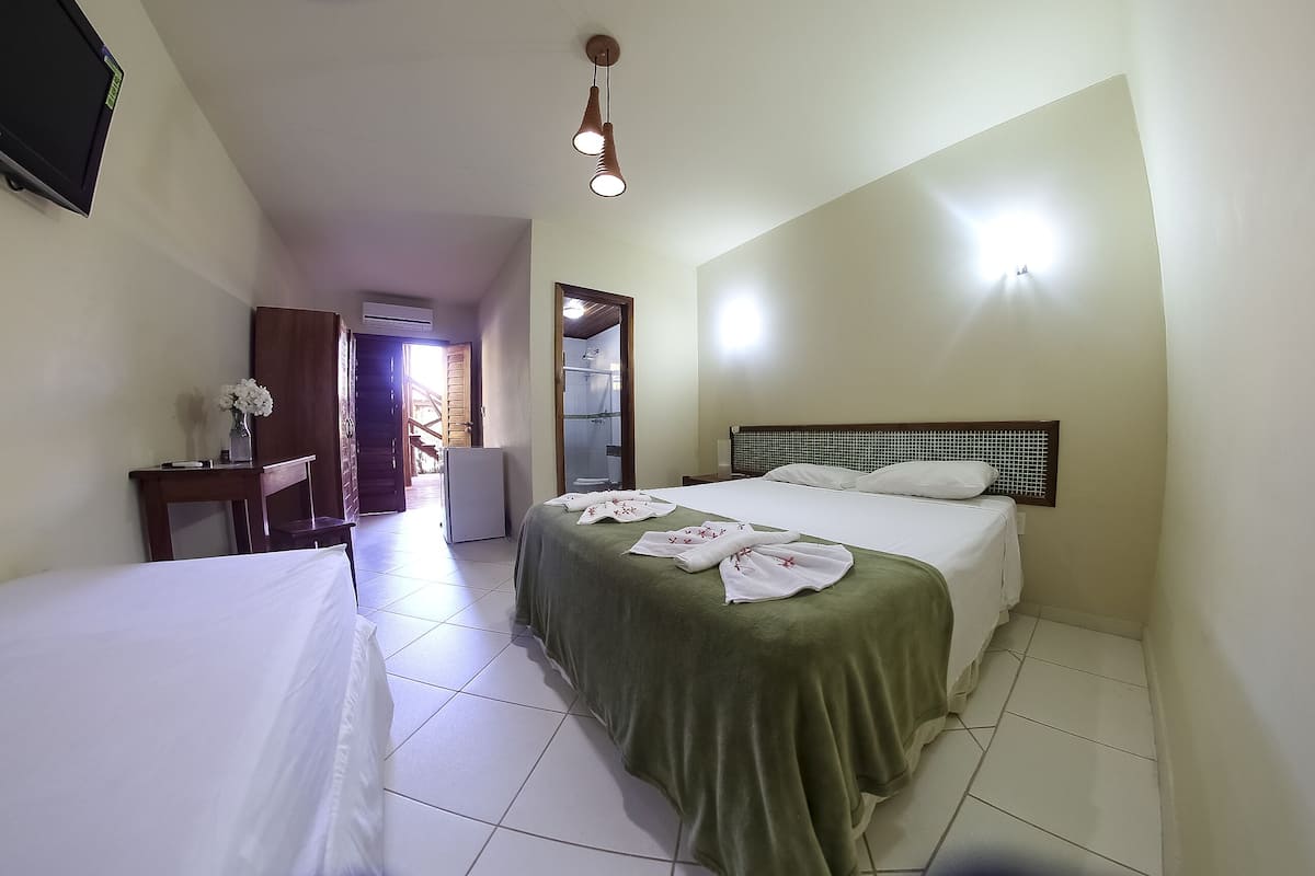 Quarto triplo tradicional, várias camas | Frigobar, escrivaninha, espaço de trabalho para notebook