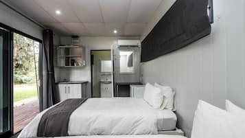Quarto Twin | Minibar, roupa de cama fornecida