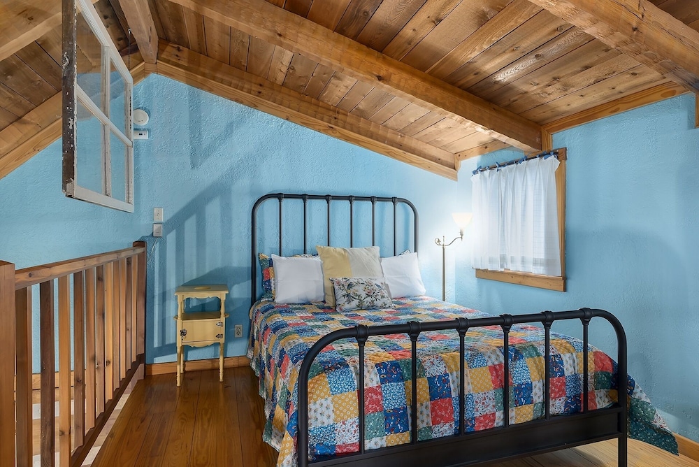 Wisteria Cabin | New Listing | Pet-friendly - Fredericksburg, TX