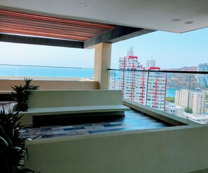 Apartamento | Sala de estar | Televisor de ecrã plano de 32 polegadas com canais por cabo, televisor 