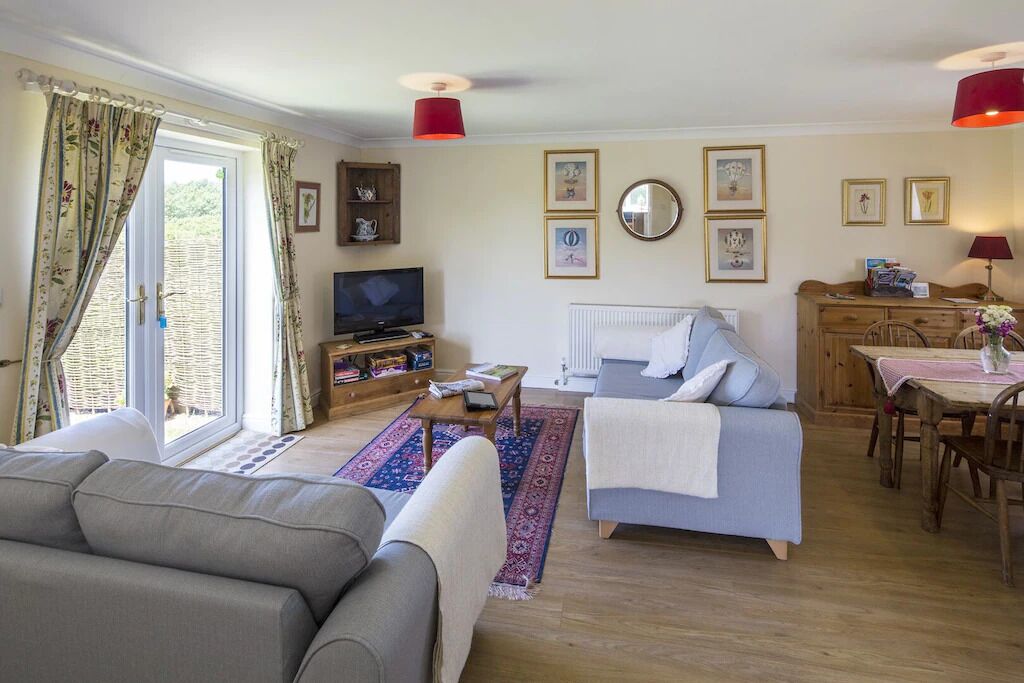 A Cottage And The Railway Carriage With Use Of A Natural Pool. - Wiltshire