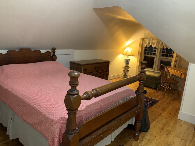 3rd Floor, Walk-up Private 3br Victorian Apartment - State of New York